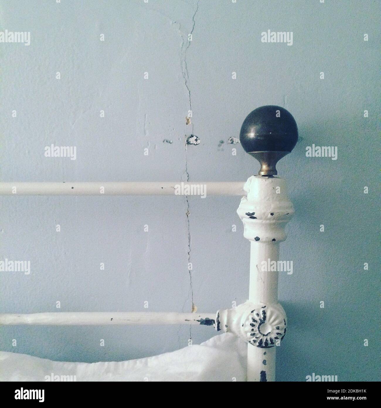 White bedpost hi-res stock photography and images - Alamy