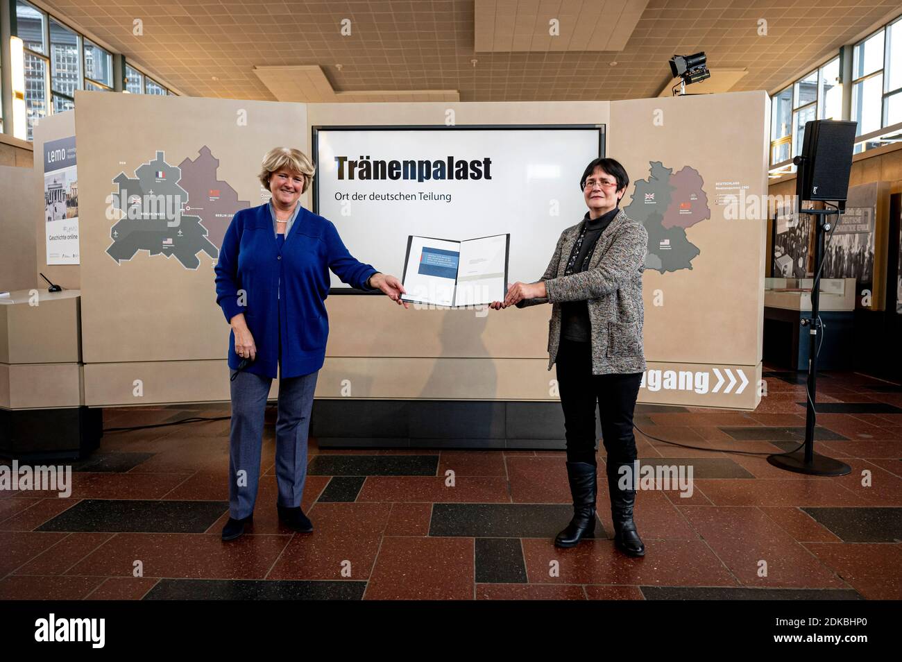 15 December 2020, Berlin: Monika Grütters (l,CDU), Minister of State ...