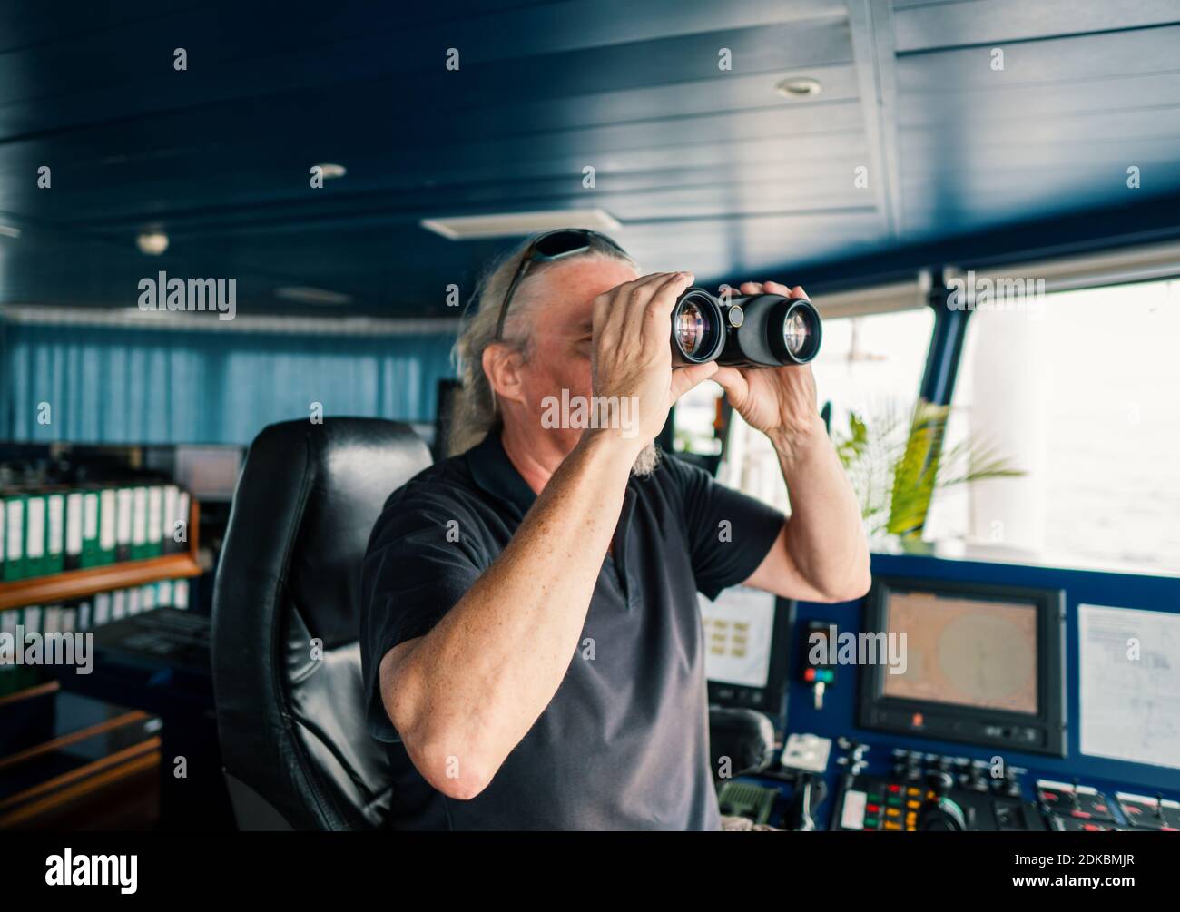 Bridge captain binoculars hi-res stock photography and images - Alamy