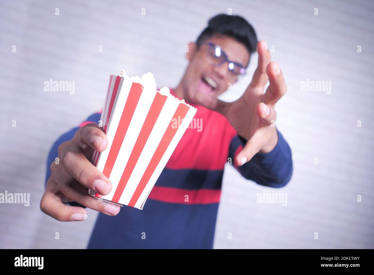 Man eating popcorn hi-res stock photography and images - Alamy
