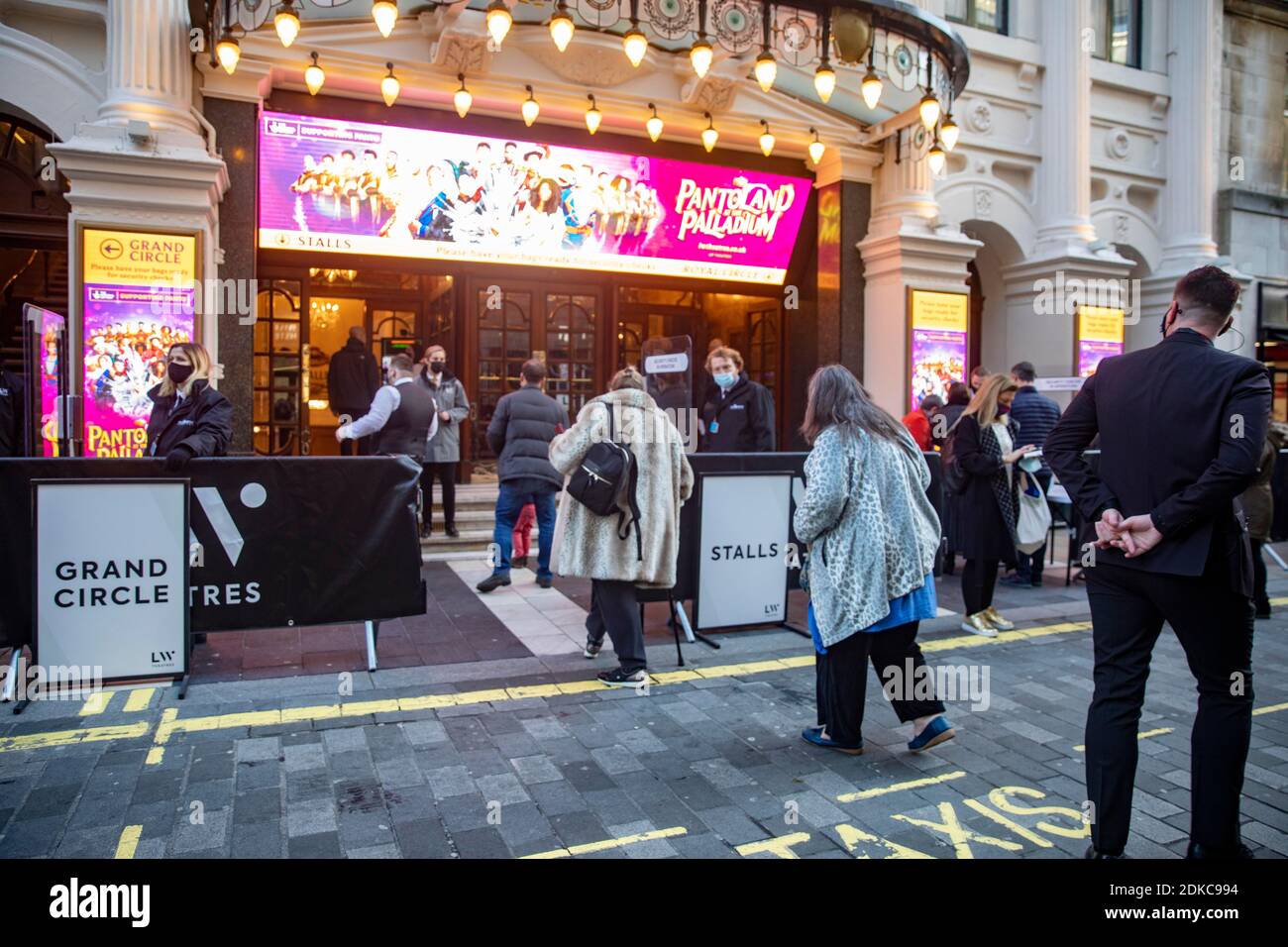 London palladium pantomime hi-res stock photography and images - Alamy