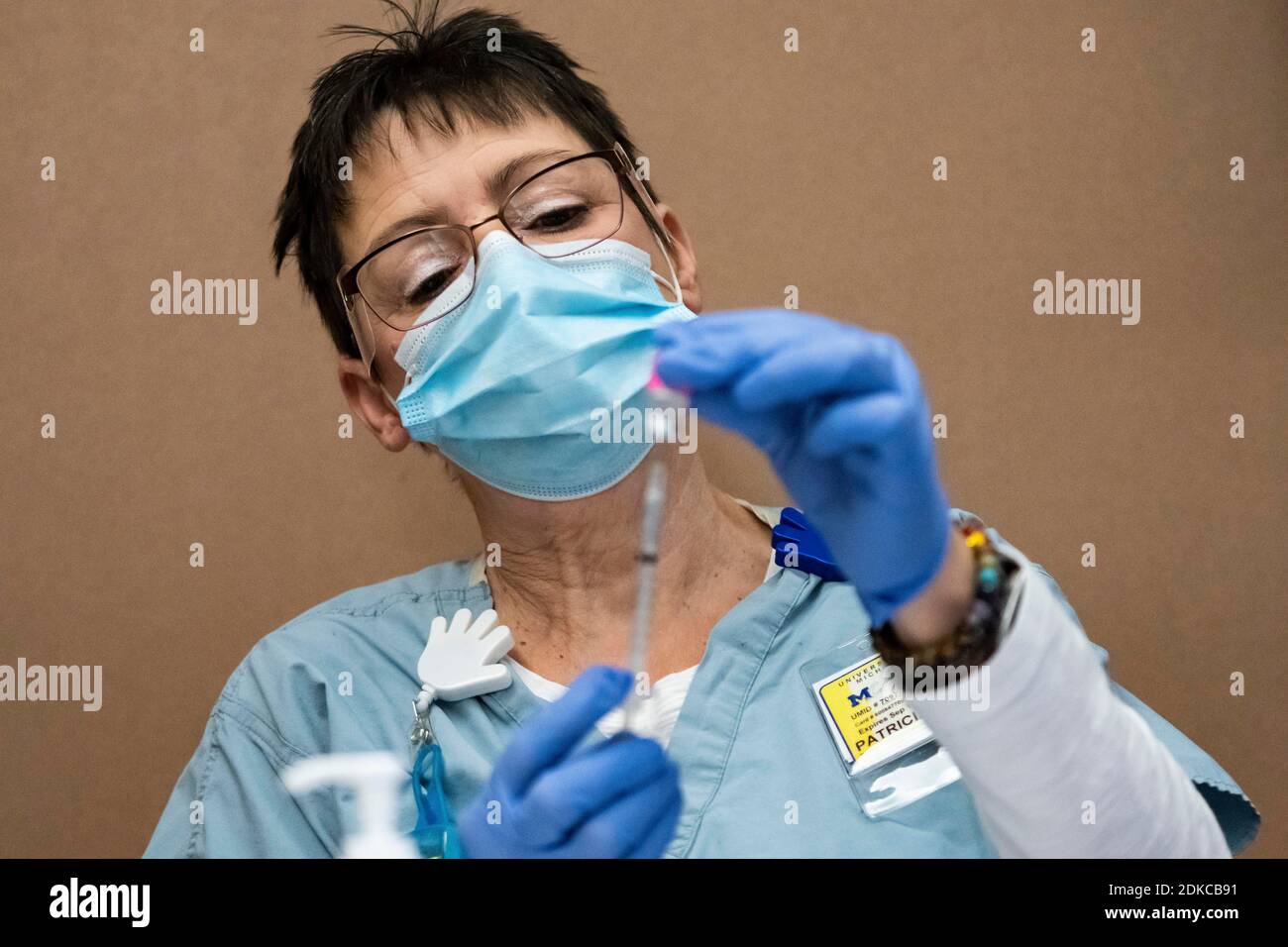 Health care workers receive hi-res stock photography and images - Alamy