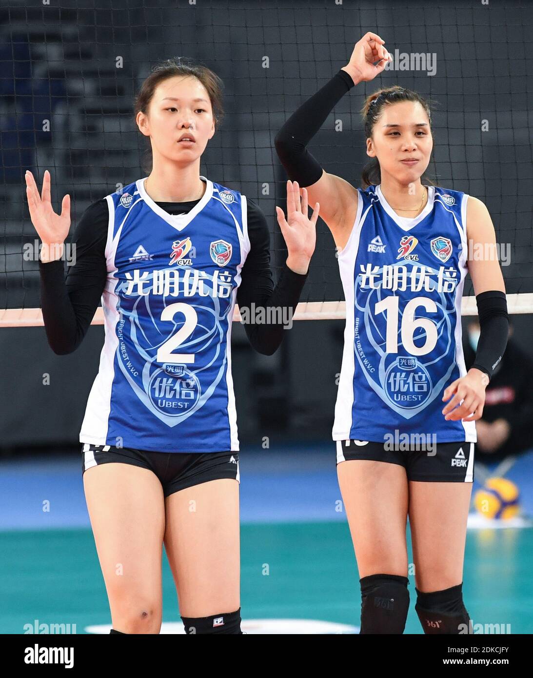 (201215) -- JIANGMEN, Dec. 15, 2020 (Xinhua) -- Bian Yuqian (R) and Zhang Yuqian of Shanghai ...