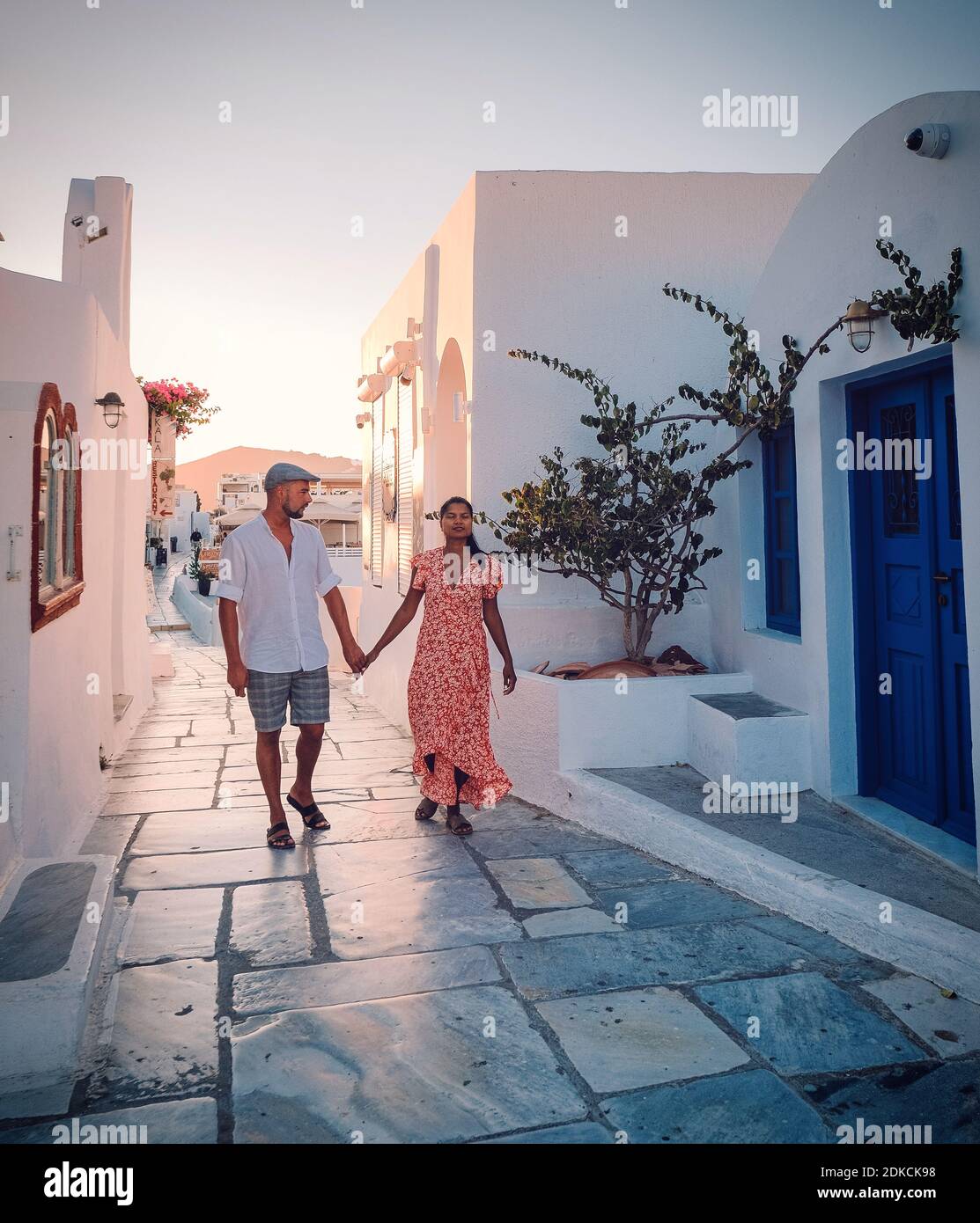 Santorini couple kissing hi-res stock photography and images - Alamy