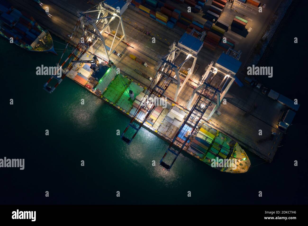 Shipping container night hi-res stock photography and images - Alamy