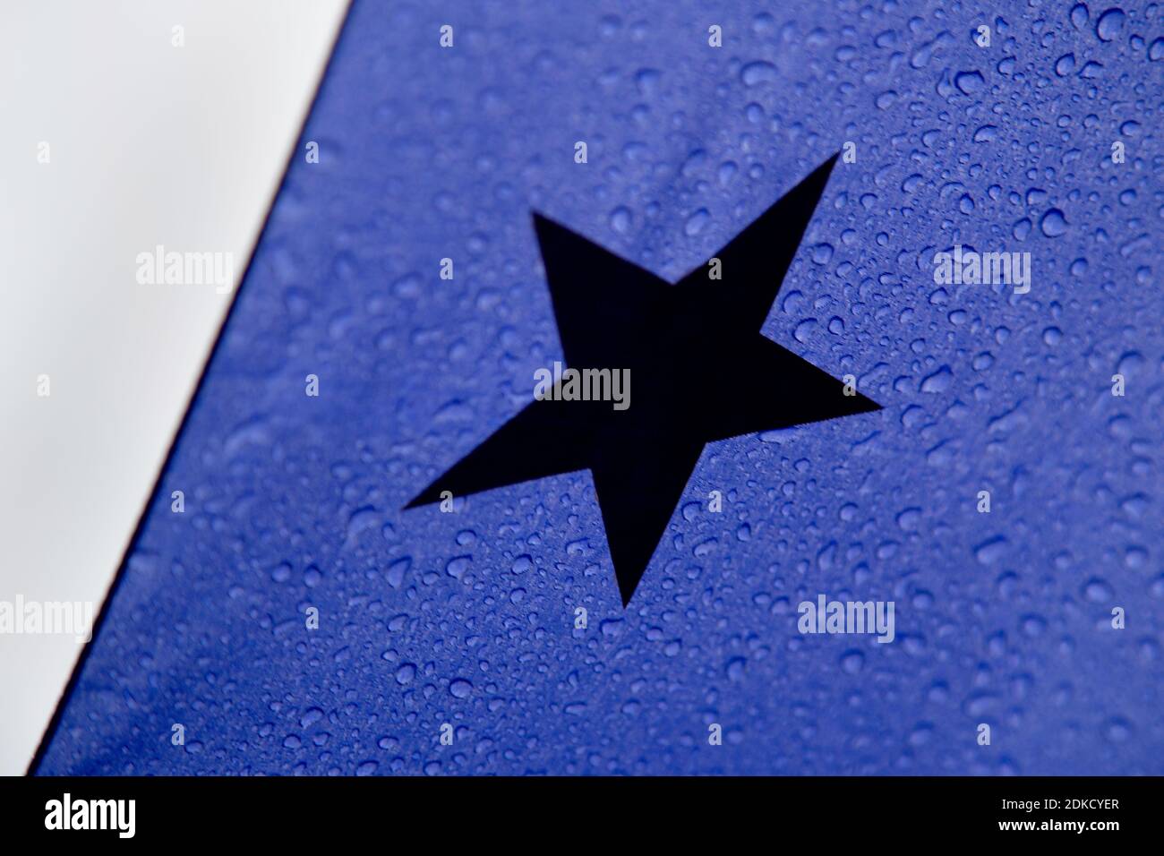Umbrella with raindrops symbol hi-res stock photography and images - Alamy