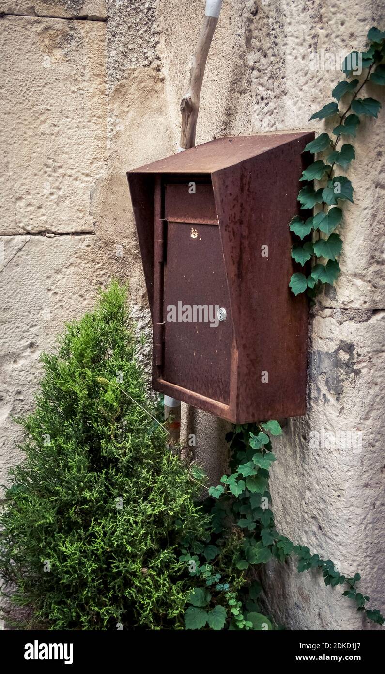 Old metal mailbox mailboxes hi-res stock photography and images - Alamy