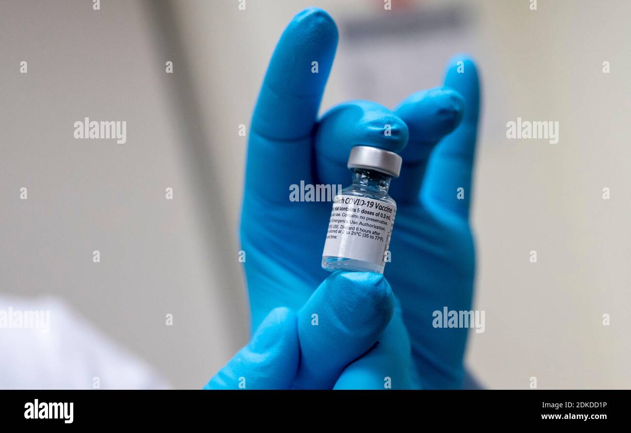Vaccination injection army hi-res stock photography and images - Alamy