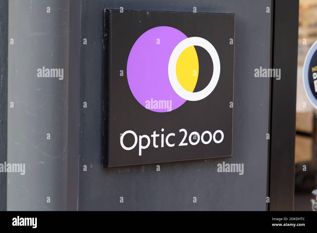 Bordeaux , Aquitaine France - 11 21 2020 : Optic 2000 logo and round ...