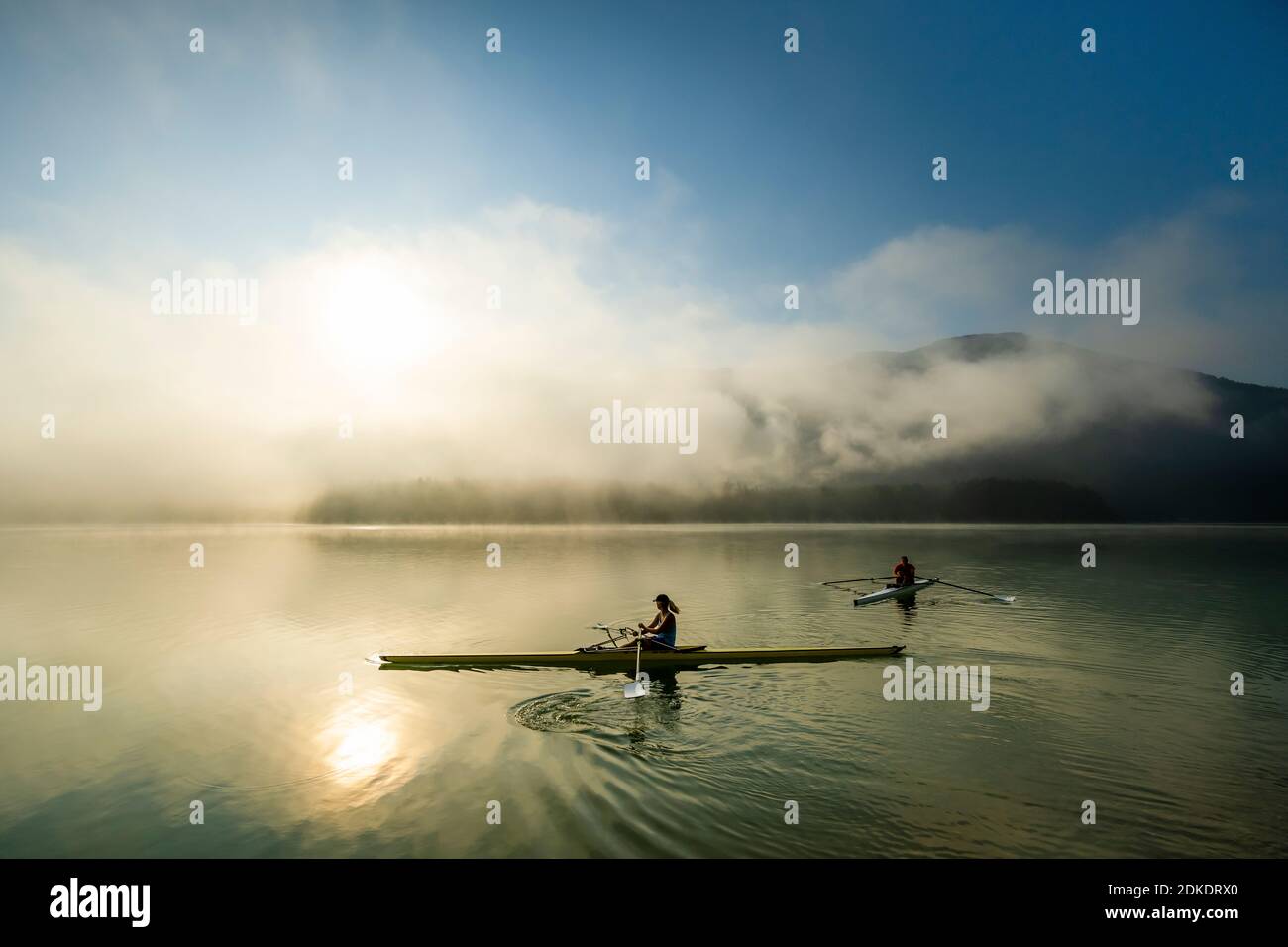 Kayakers or racing skiff drivers enjoy a ride on Sylvensteinspeicher in ...