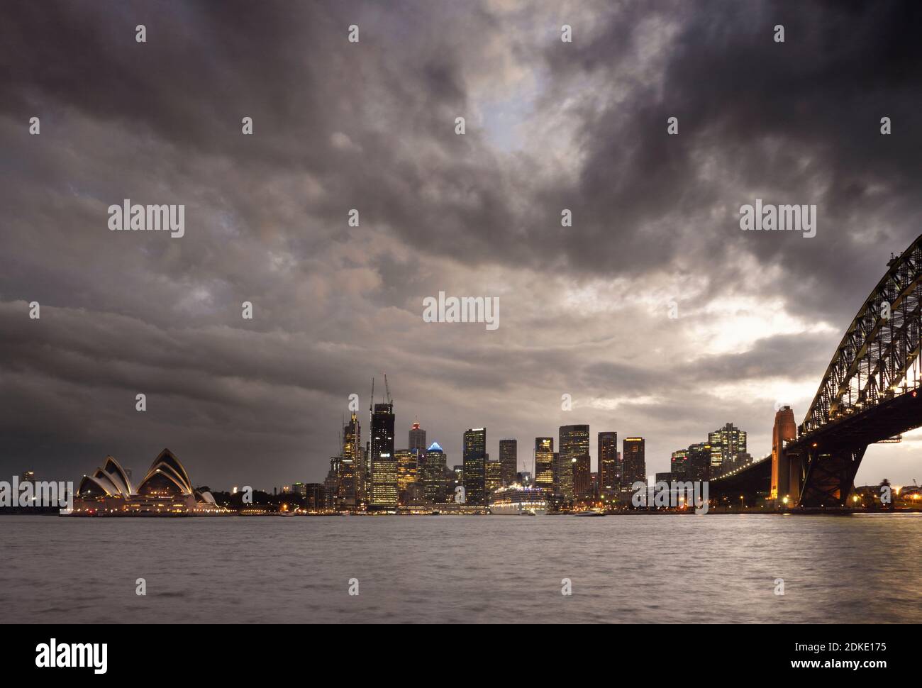 Sydney skyline with Opera House and bridge at dusk Stock Photo - Alamy