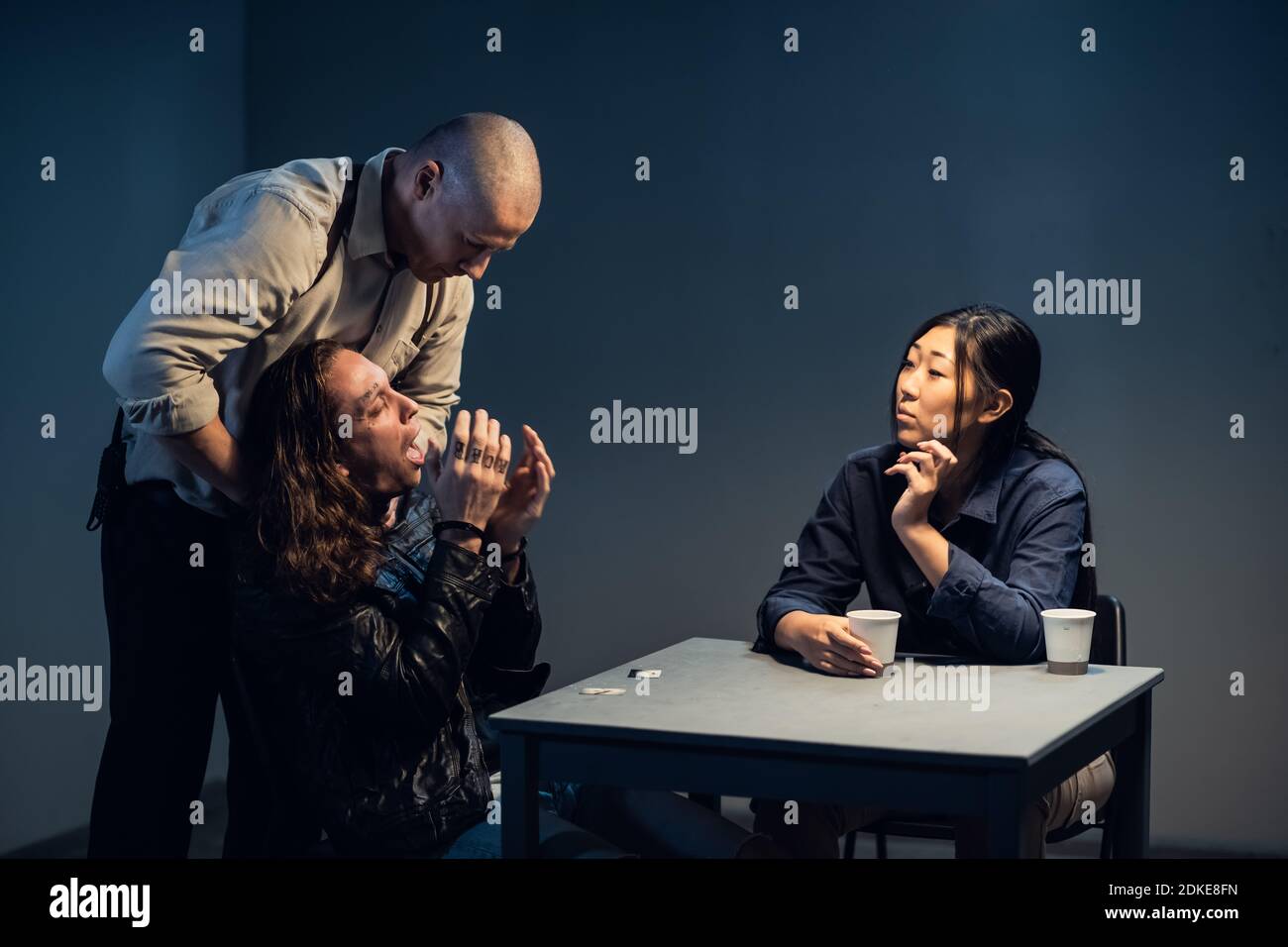 A mad criminal under interrogation, a police officer got up and ...