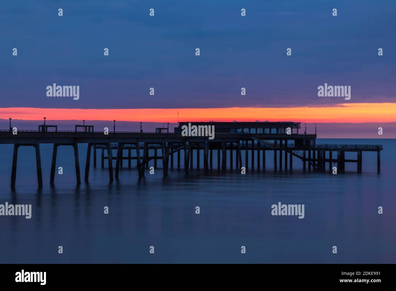 Deal kent beach and pier hi-res stock photography and images - Alamy