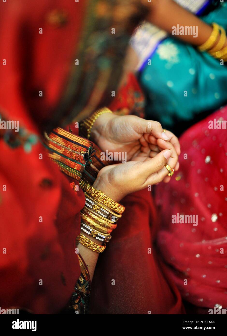 Red hijab art hi-res stock photography and images - Alamy