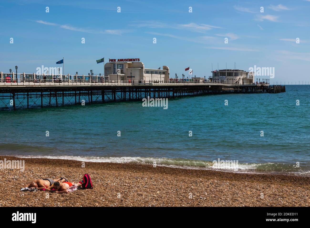 Couples sunbathing hi-res stock photography and images - Alamy