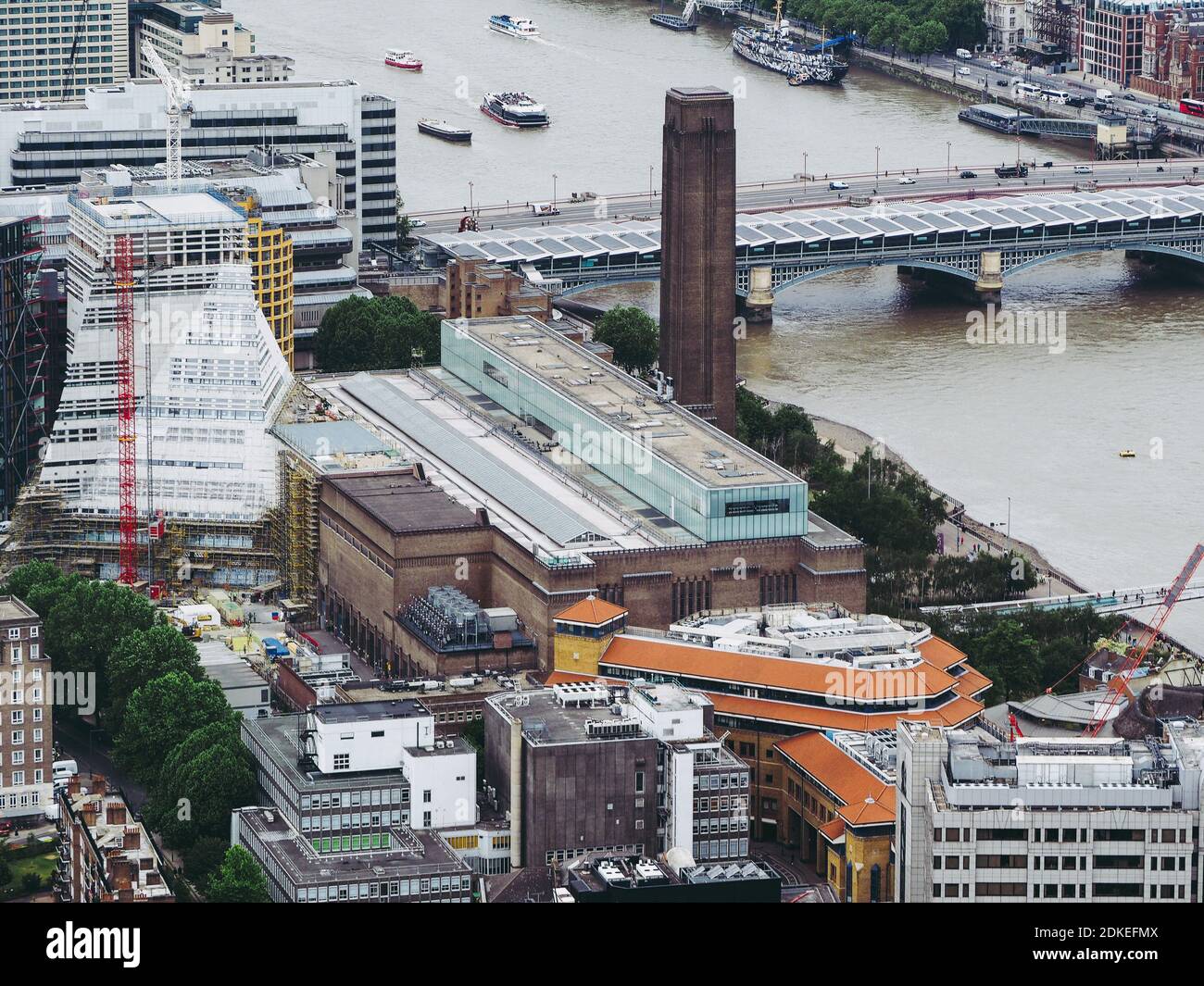 An aerial view tate modern gallery hi-res stock photography and images ...