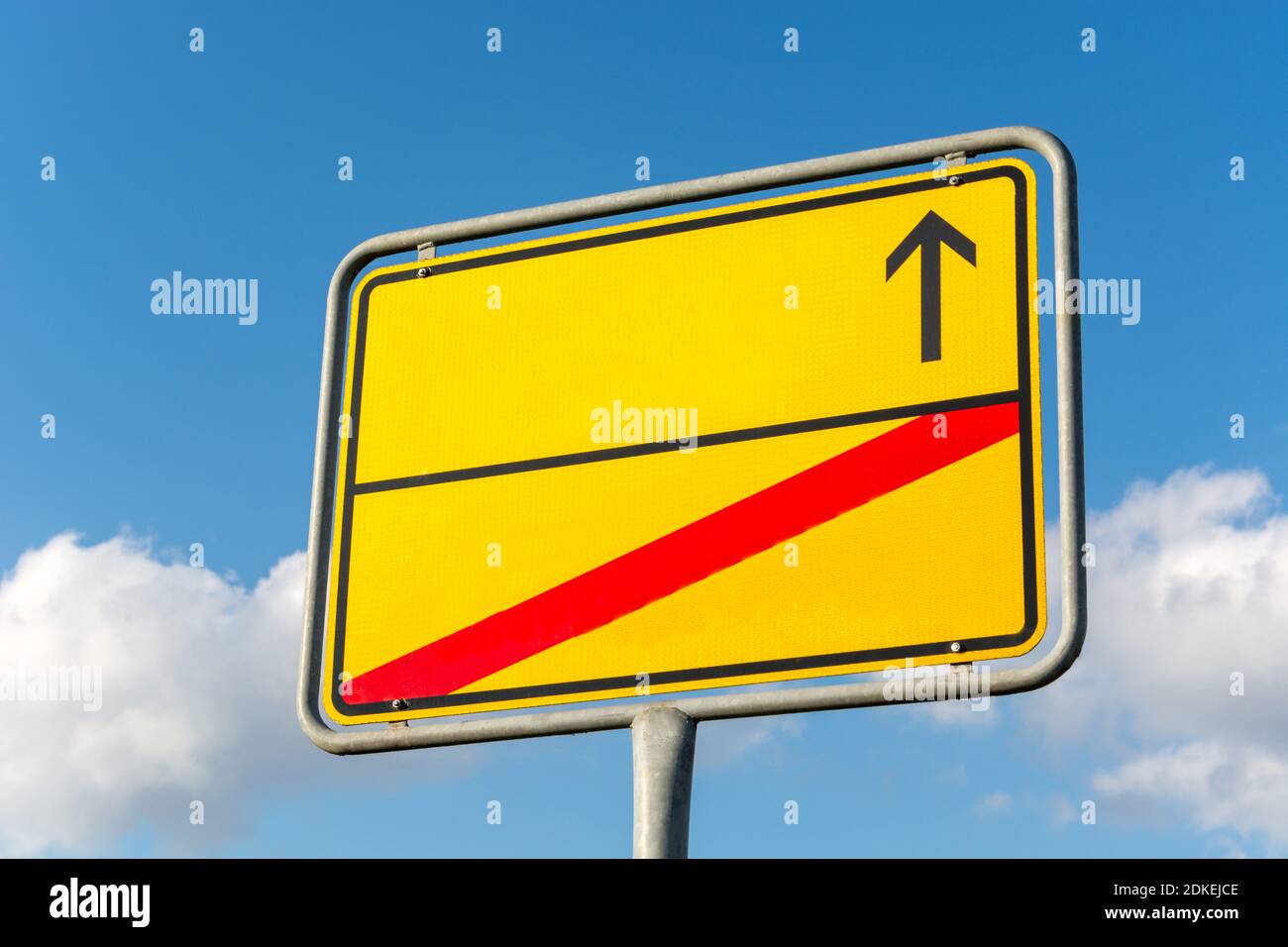 Crossed out arrow hi-res stock photography and images - Alamy