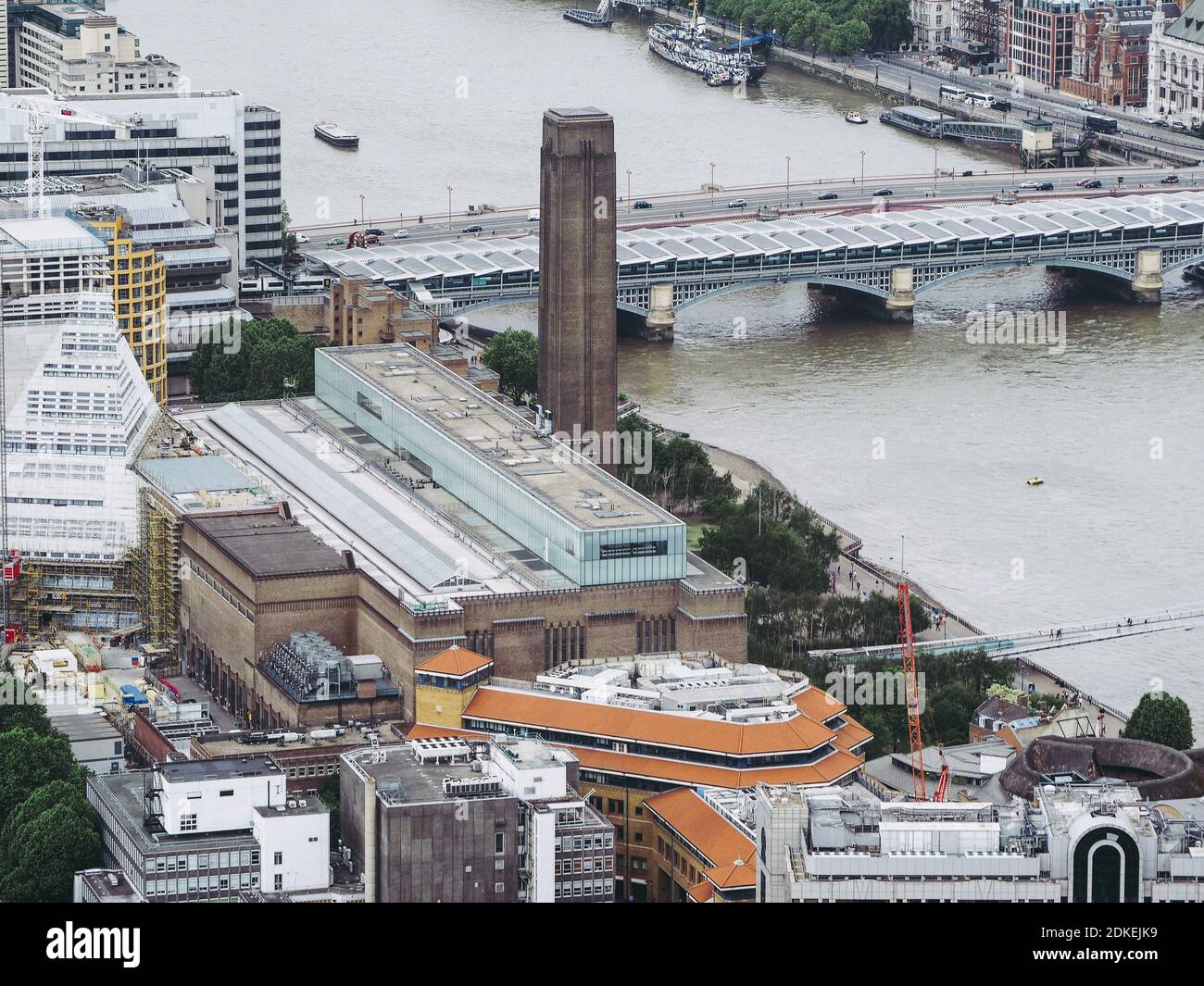 An aerial view tate modern gallery hi-res stock photography and images ...