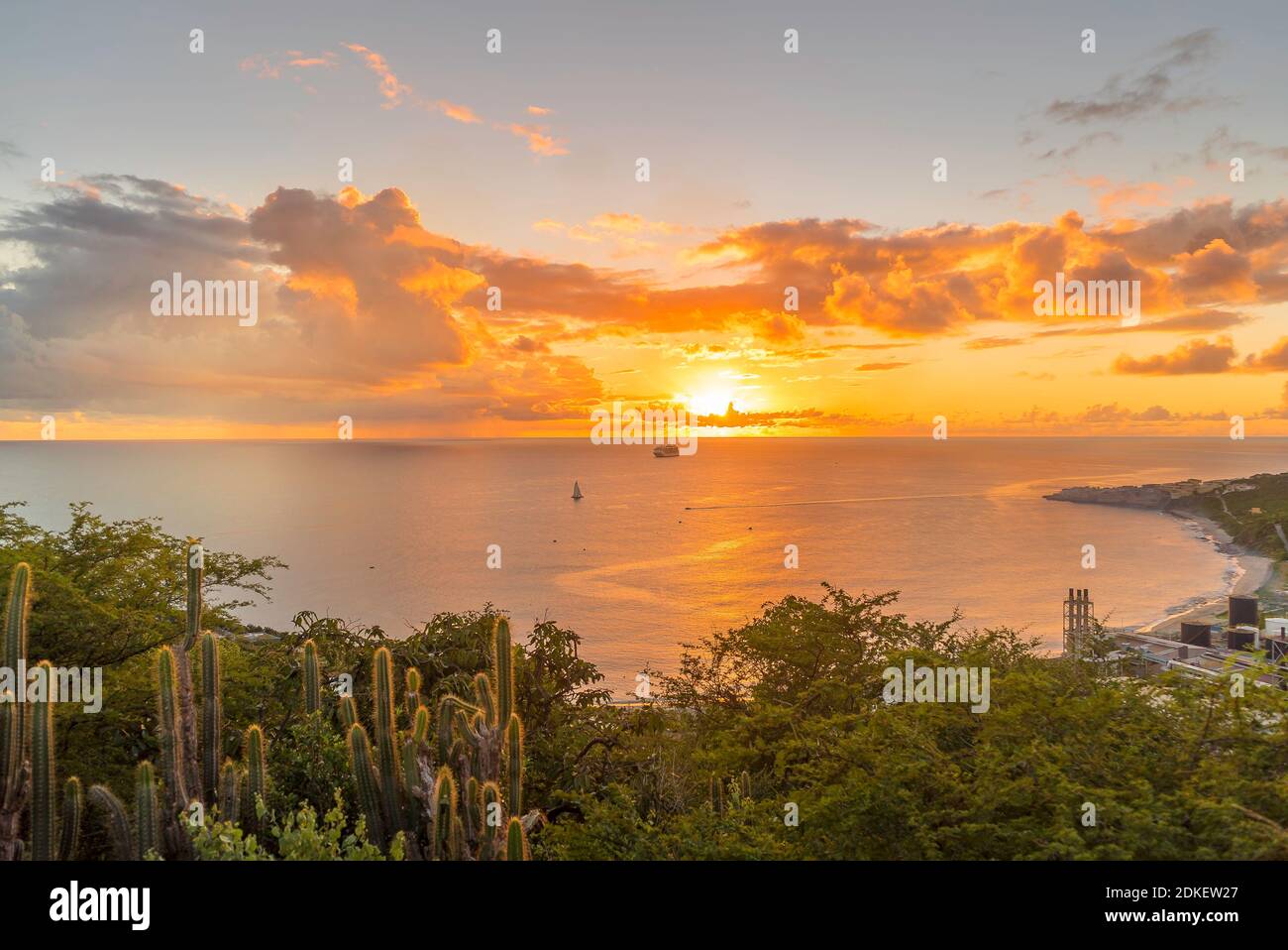 Scenic yellow sun setting over the caribbean sea Stock Photo - Alamy
