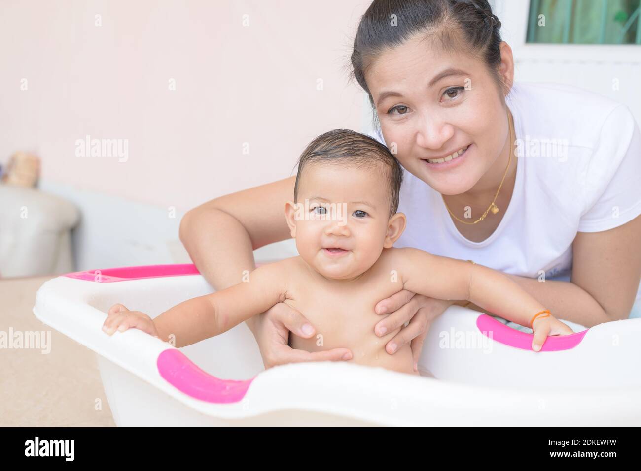 Mother taking bath with daughter hi-res stock photography and images ...