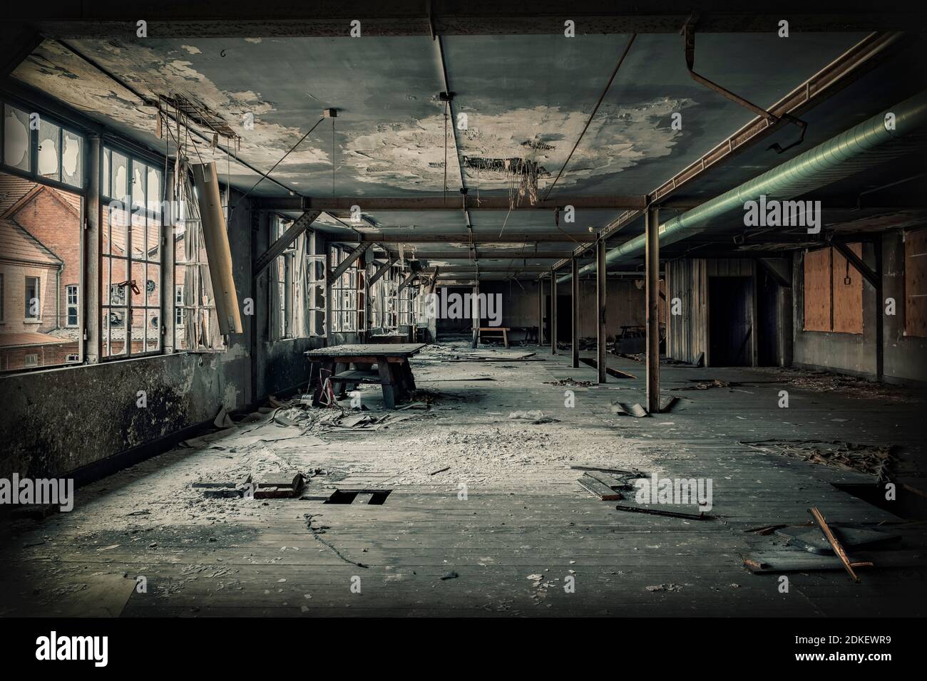 Beam broken hall hi-res stock photography and images - Alamy