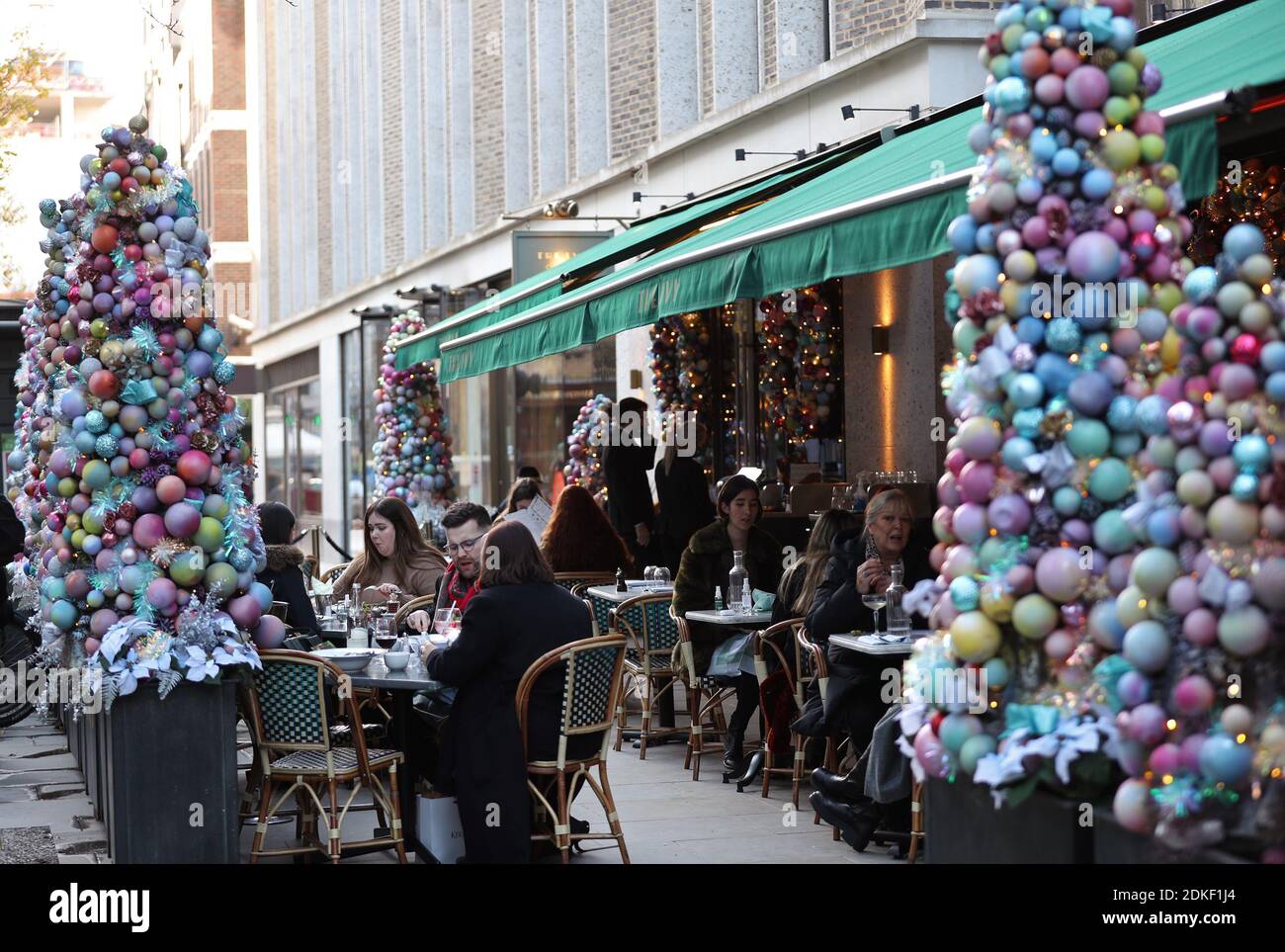 People dining on outdoor tables at a restaurant in Soho, London Stock ...