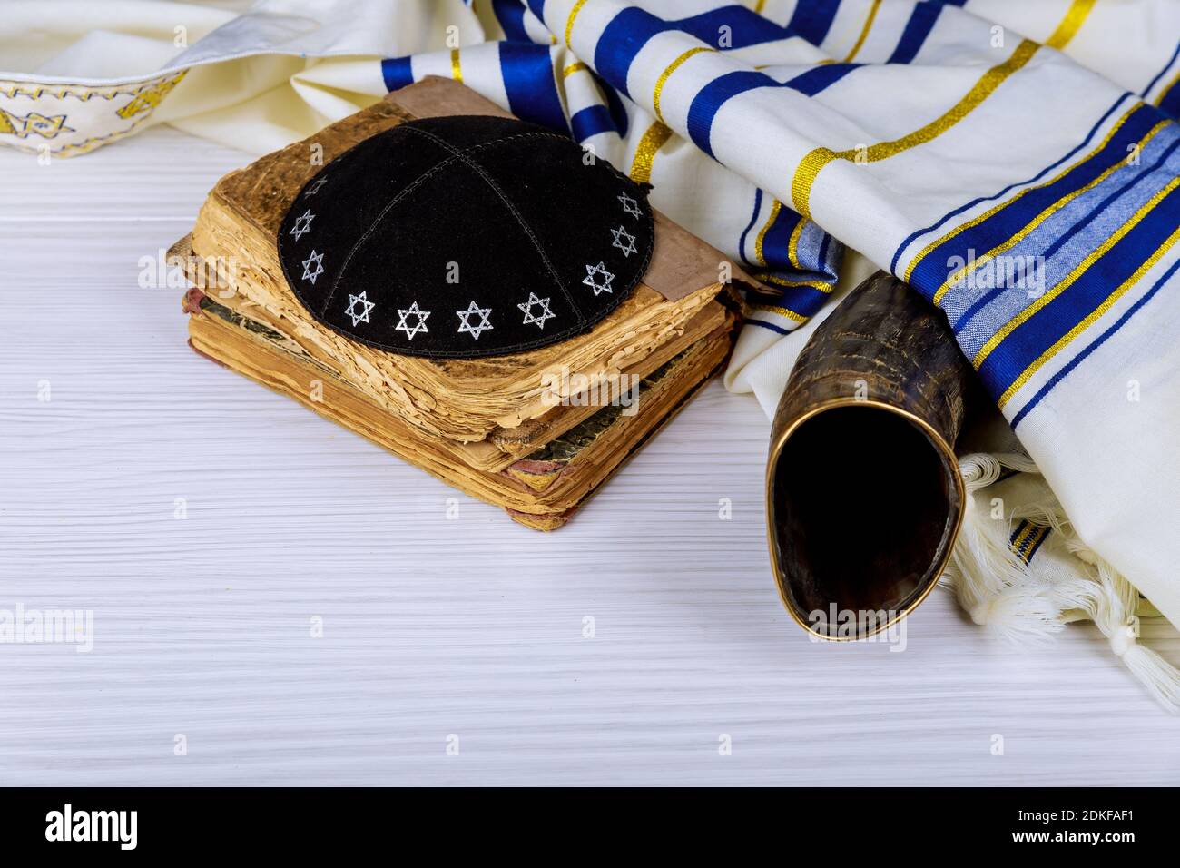 Sefer torá hi-res stock photography and images - Alamy