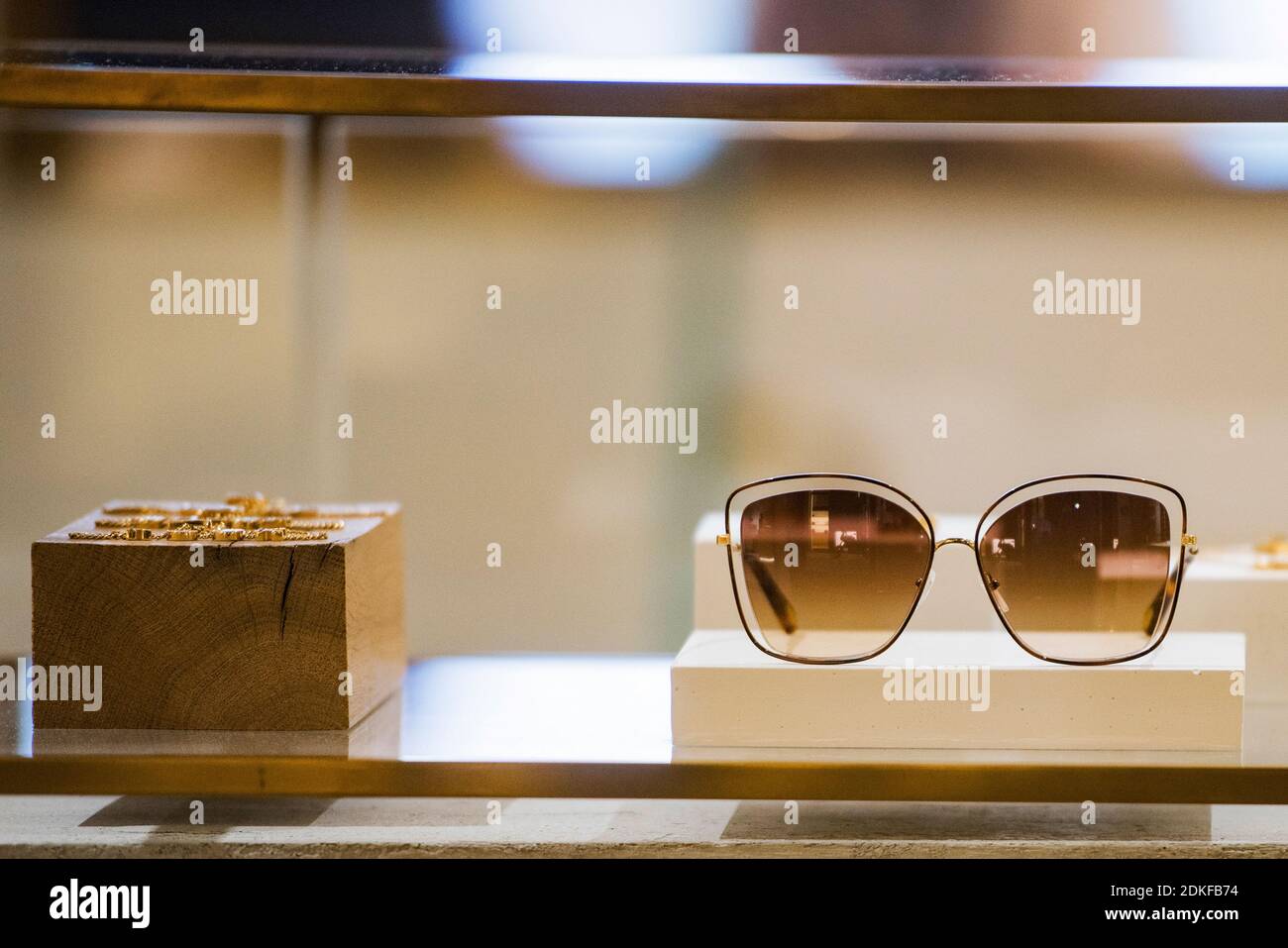 Sunglasses window display hi-res stock photography and images - Alamy