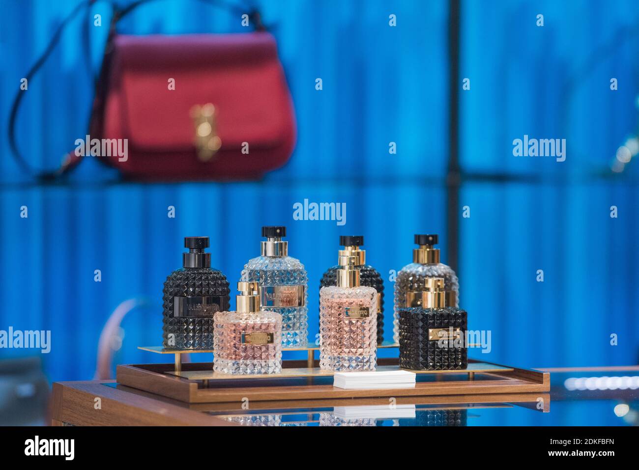 Perfume counter store hi-res stock photography and images - Alamy