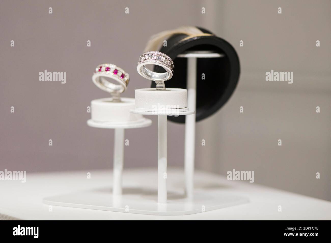 Wedding rings in a jewelry shop Stock Photo - Alamy