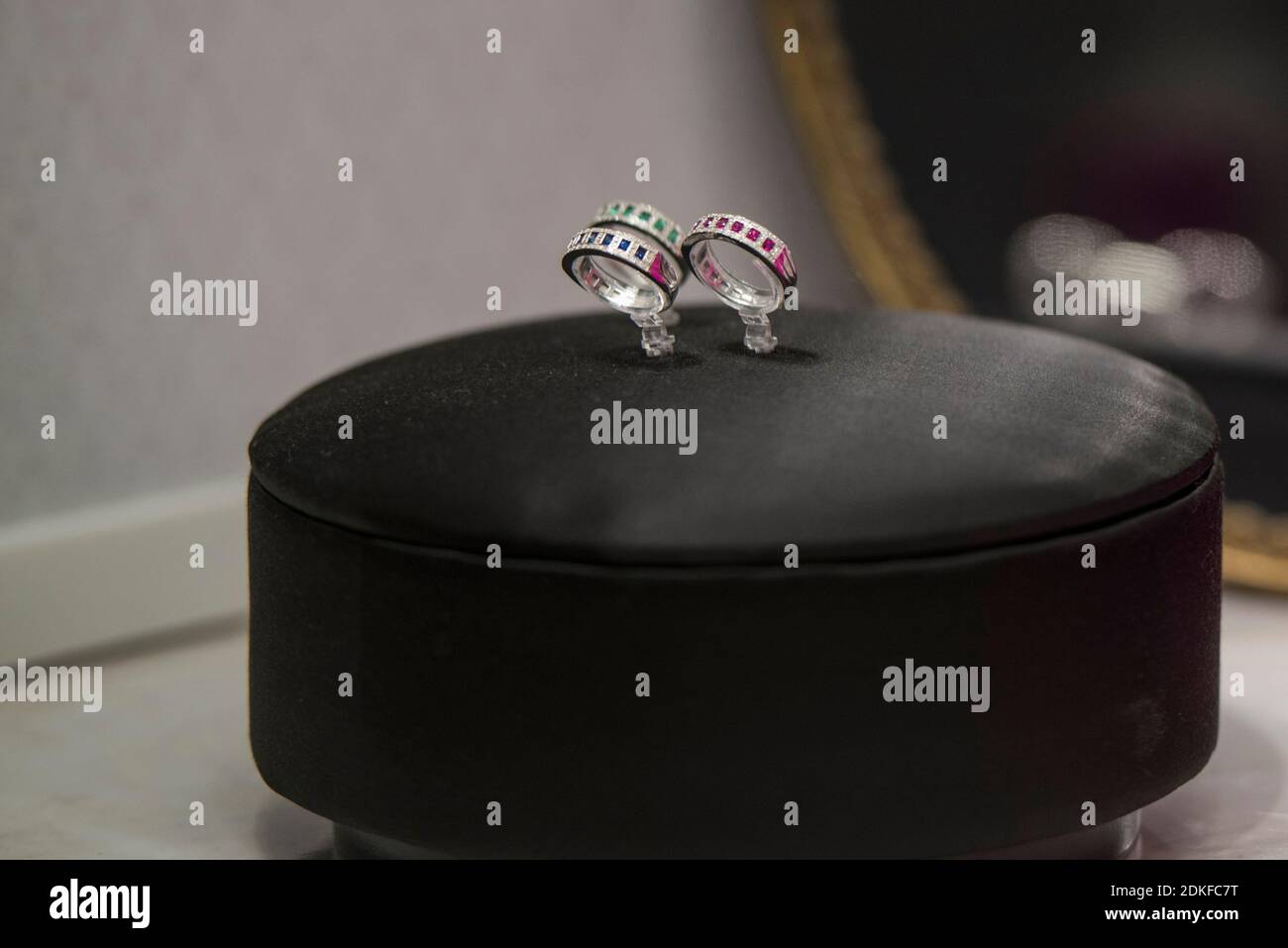 Wedding rings in a jewelry shop Stock Photo - Alamy