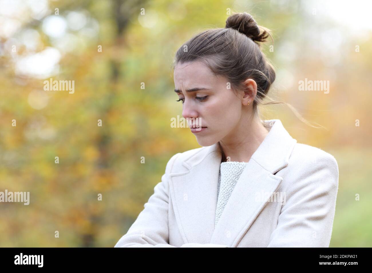 Sad people walking hi-res stock photography and images - Alamy