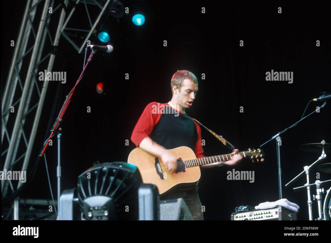 Chris Martin lead singer of Coldplay performing at the V2000 Virgin ...