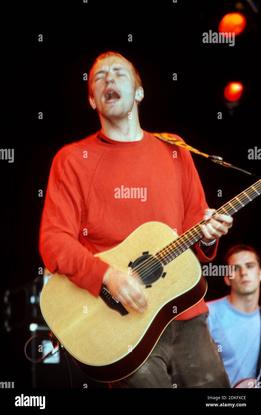 Chris Martin lead singer of Coldplay performing at the V2000 Virgin ...
