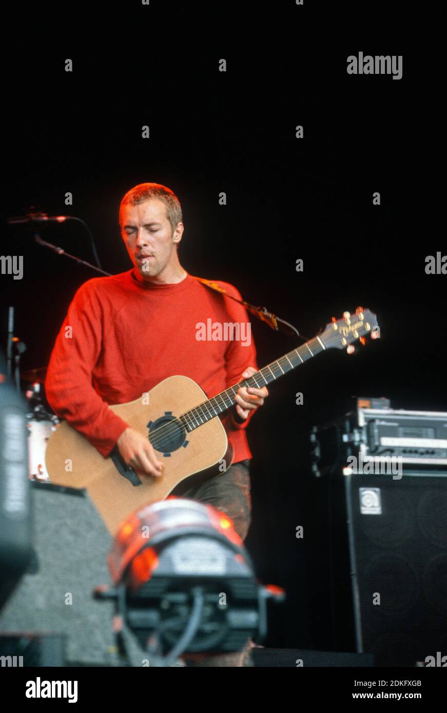 Chris Martin lead singer of Coldplay performing at the V2000 Virgin ...