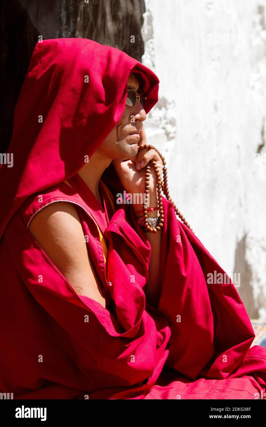 Kasaya robe hi-res stock photography and images - Alamy