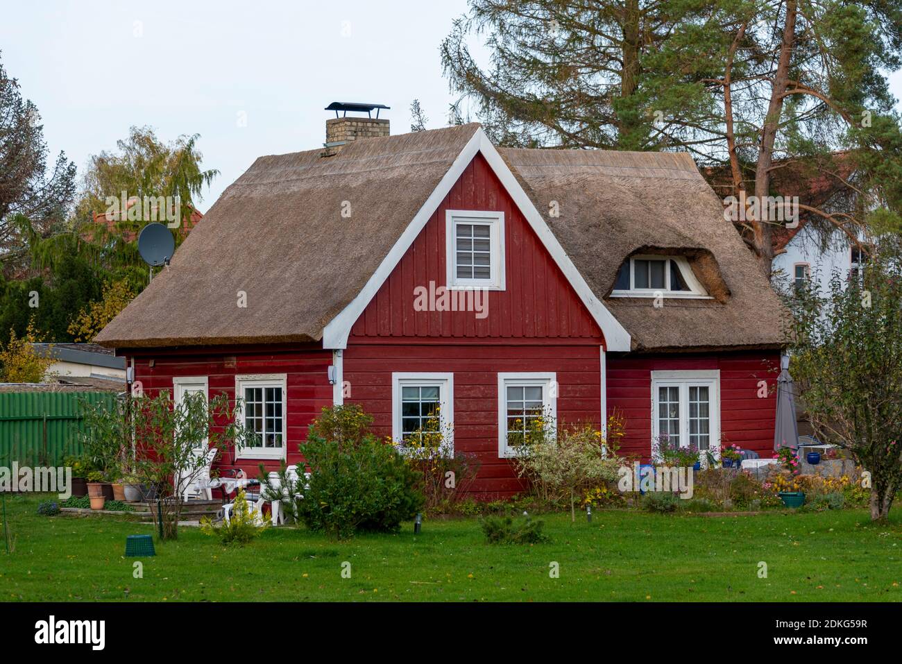 Traditional thatched roof farm house hi-res stock photography and ...