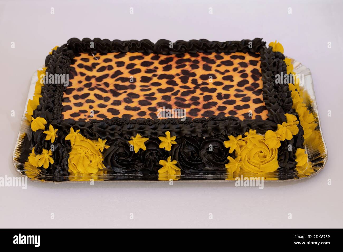 Leopard cake hi-res stock photography and images - Alamy