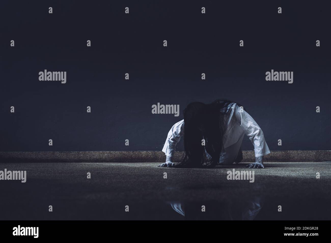 Screaming woman horror movie hi-res stock photography and images - Alamy