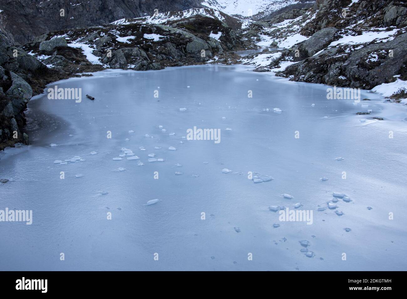 frozen mountain lake after a cold night Stock Photo - Alamy