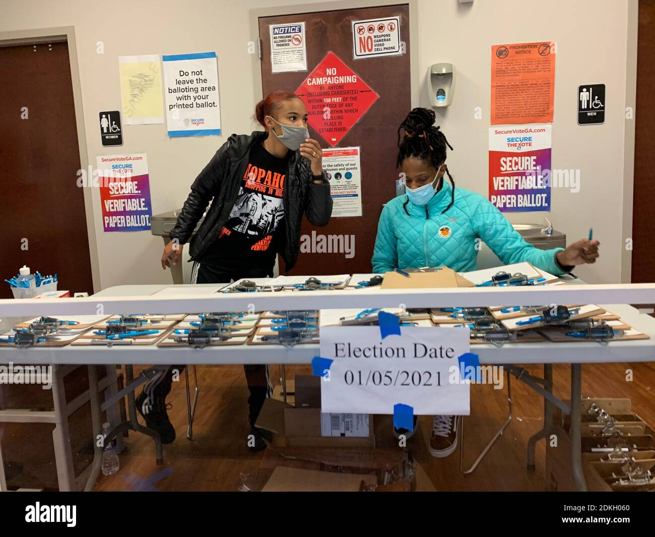 Georgia election worker ballot hi-res stock photography and images - Alamy