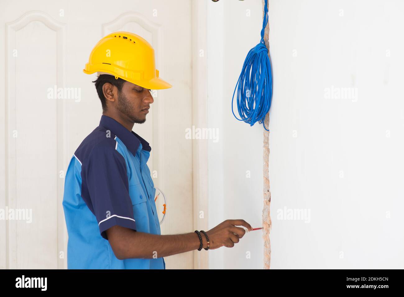 Indian male electrician hi-res stock photography and images - Alamy