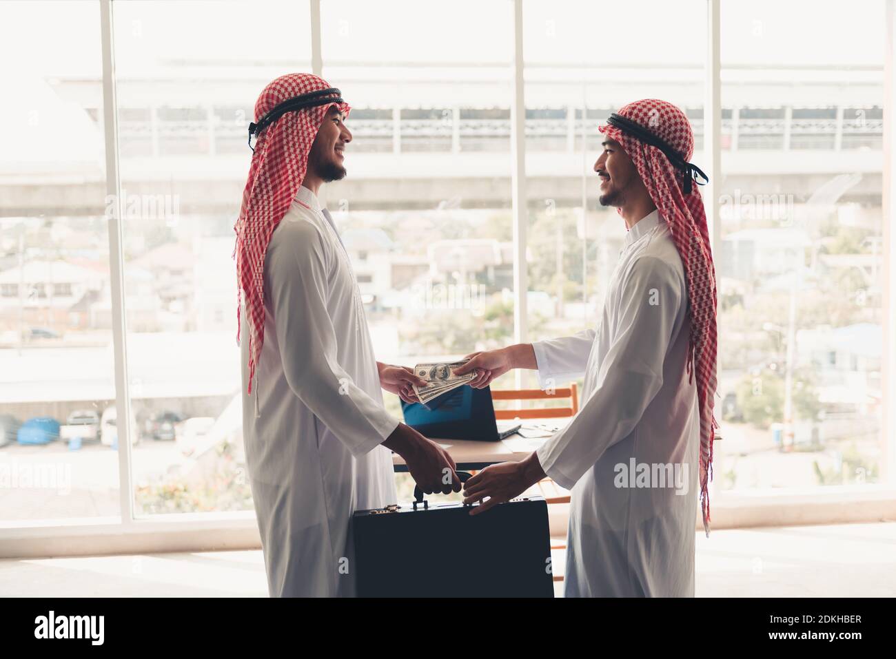 Middle east business men shaking hands hi-res stock photography and ...