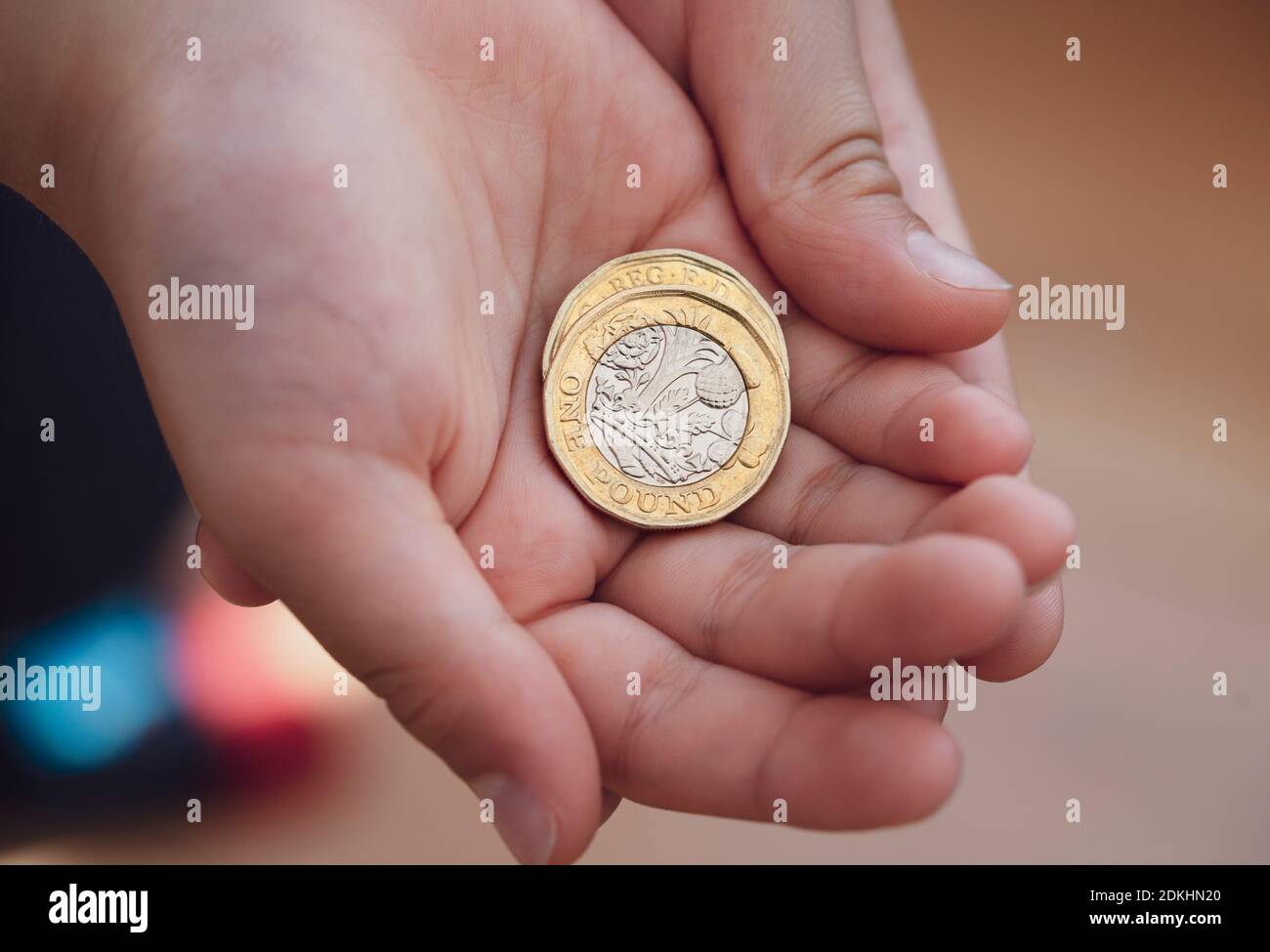 Two Pound Coin Hand High Resolution Stock Photography and Images - Alamy