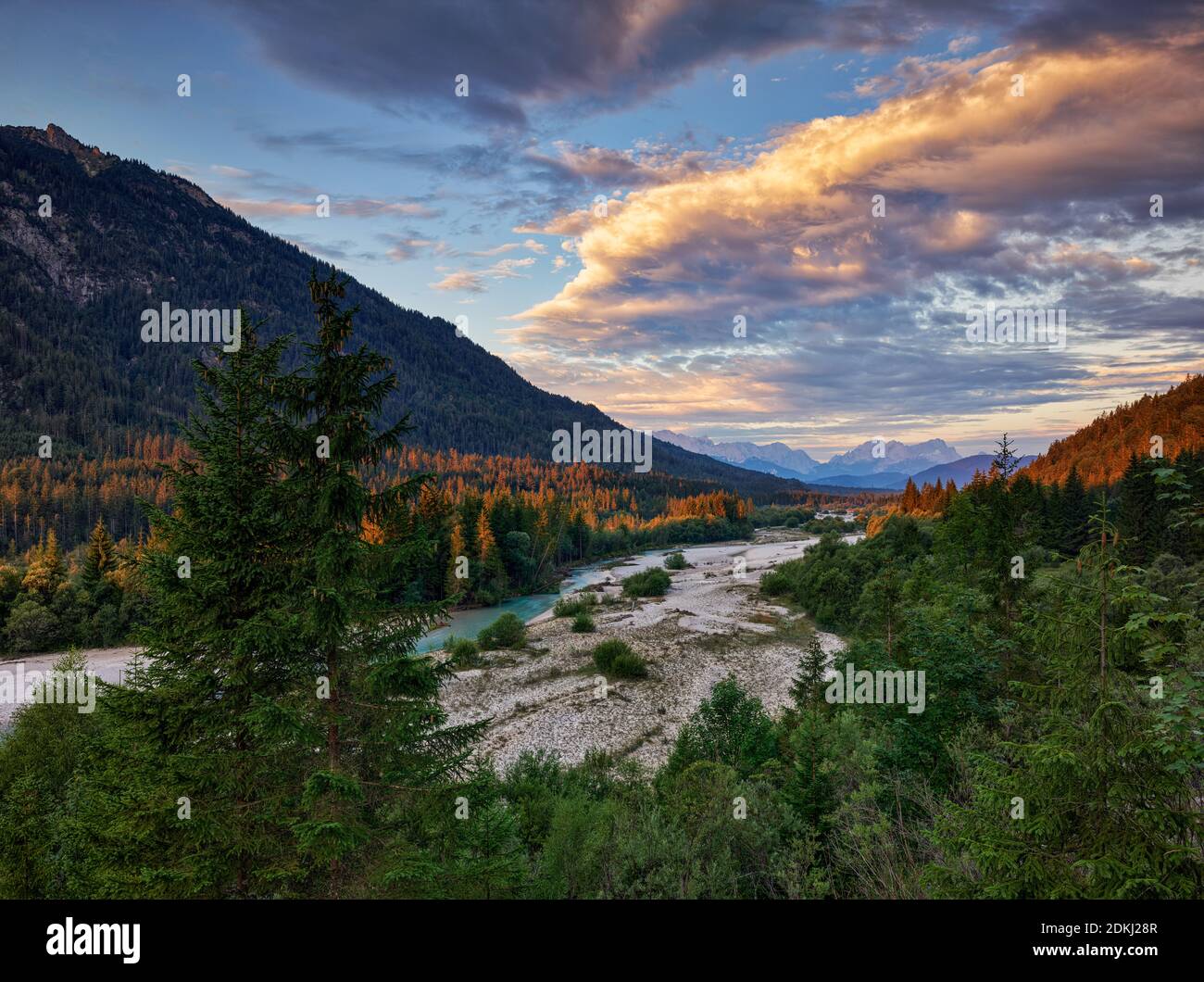 Edge of gravel bank hi-res stock photography and images - Alamy
