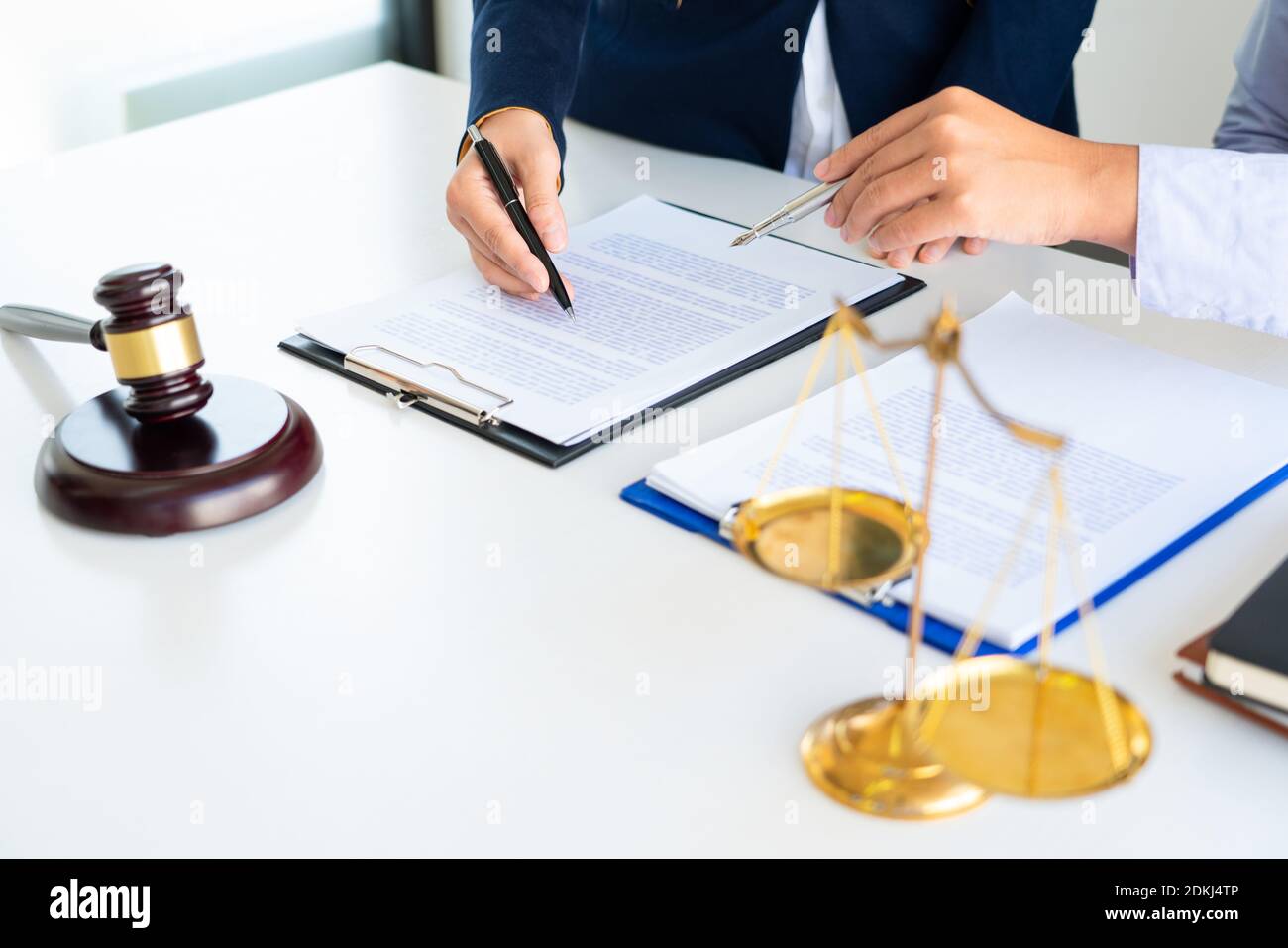 People listening courtroom hi-res stock photography and images - Alamy