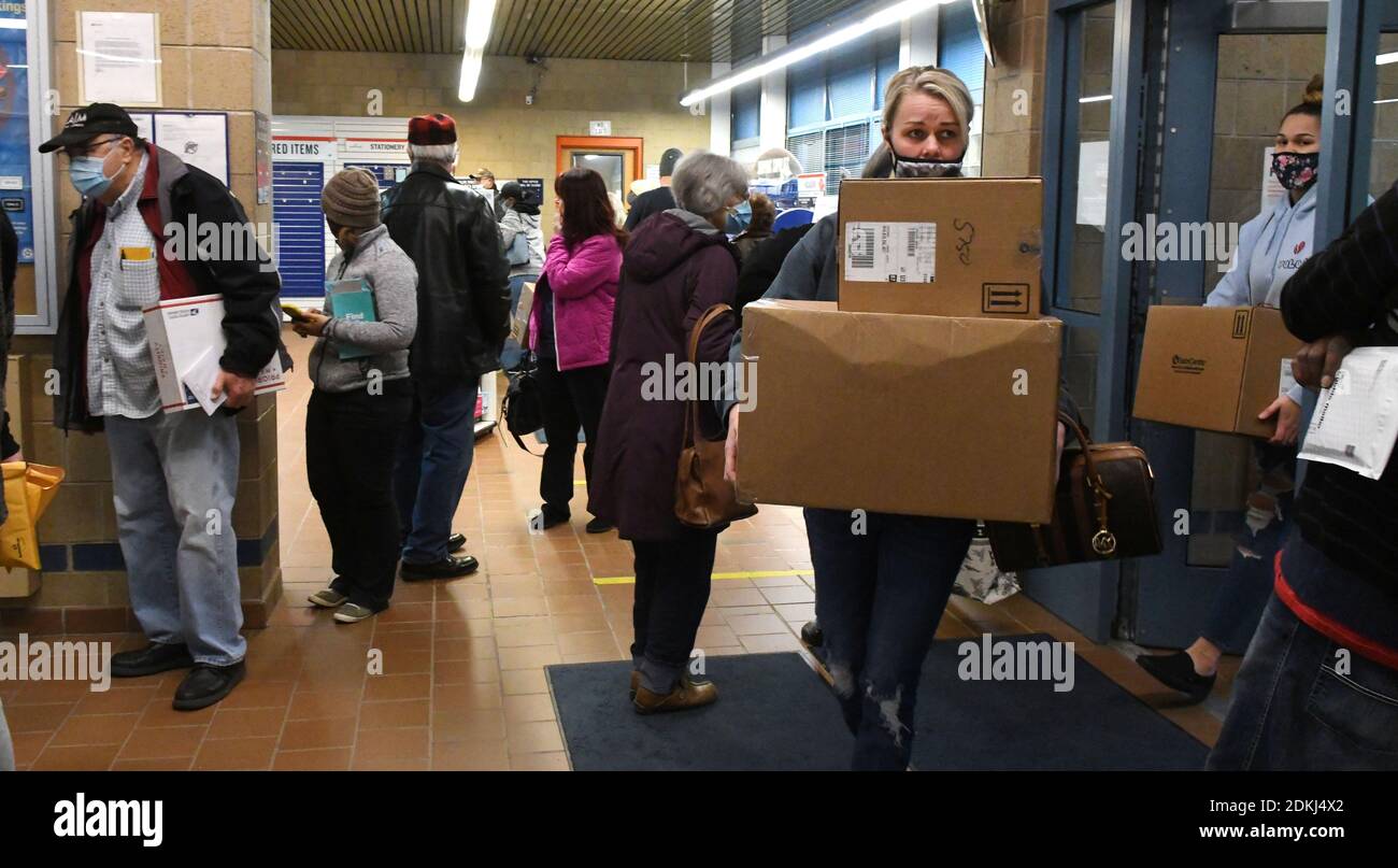 Us post office packages hi-res stock photography and images - Alamy