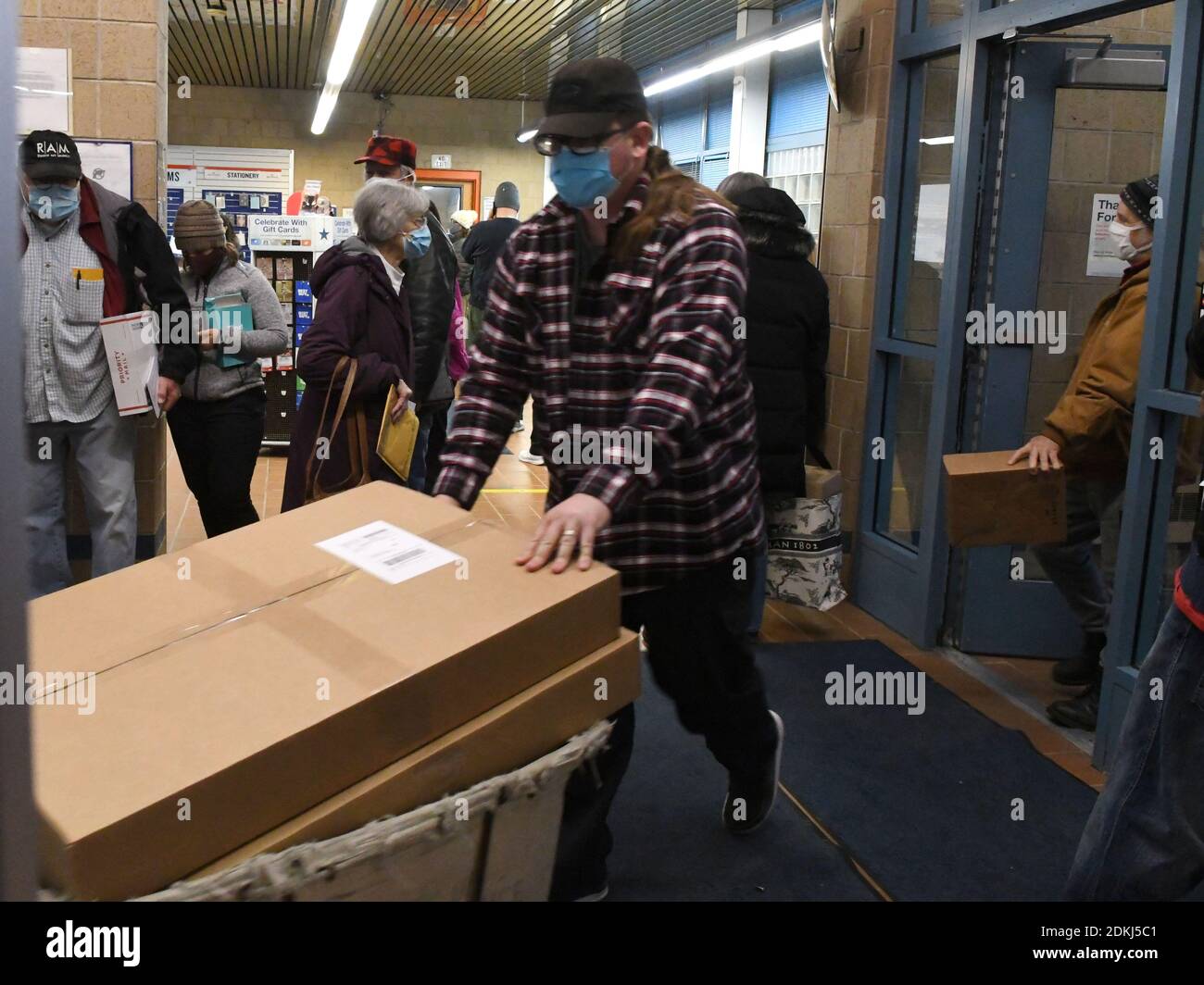 Us postal worker hi-res stock photography and images - Alamy