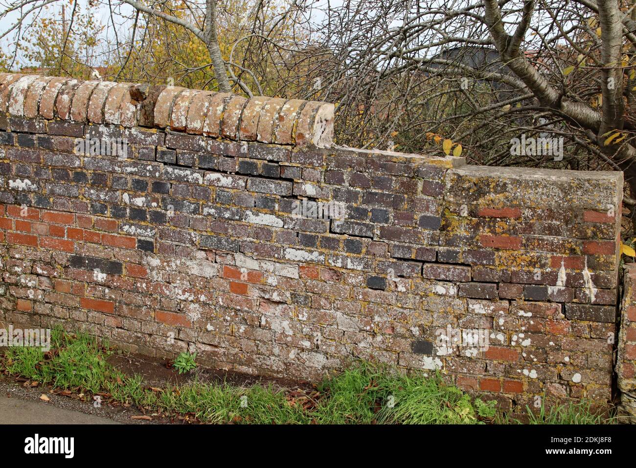 Huge cracks and missing bricks on an old brick wall Stock Photo - Alamy