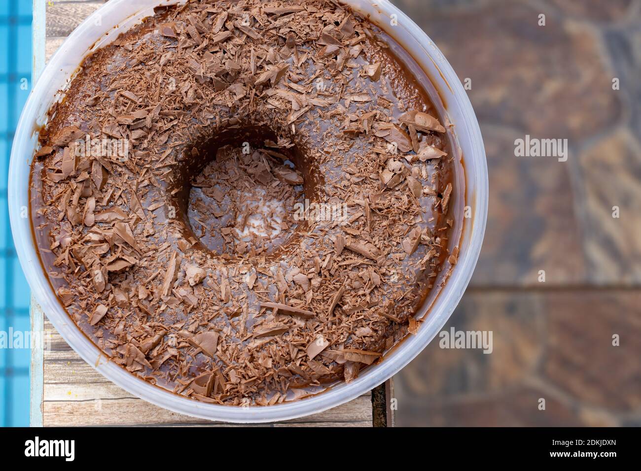 Round chocolate cake with icing Stock Photo - Alamy